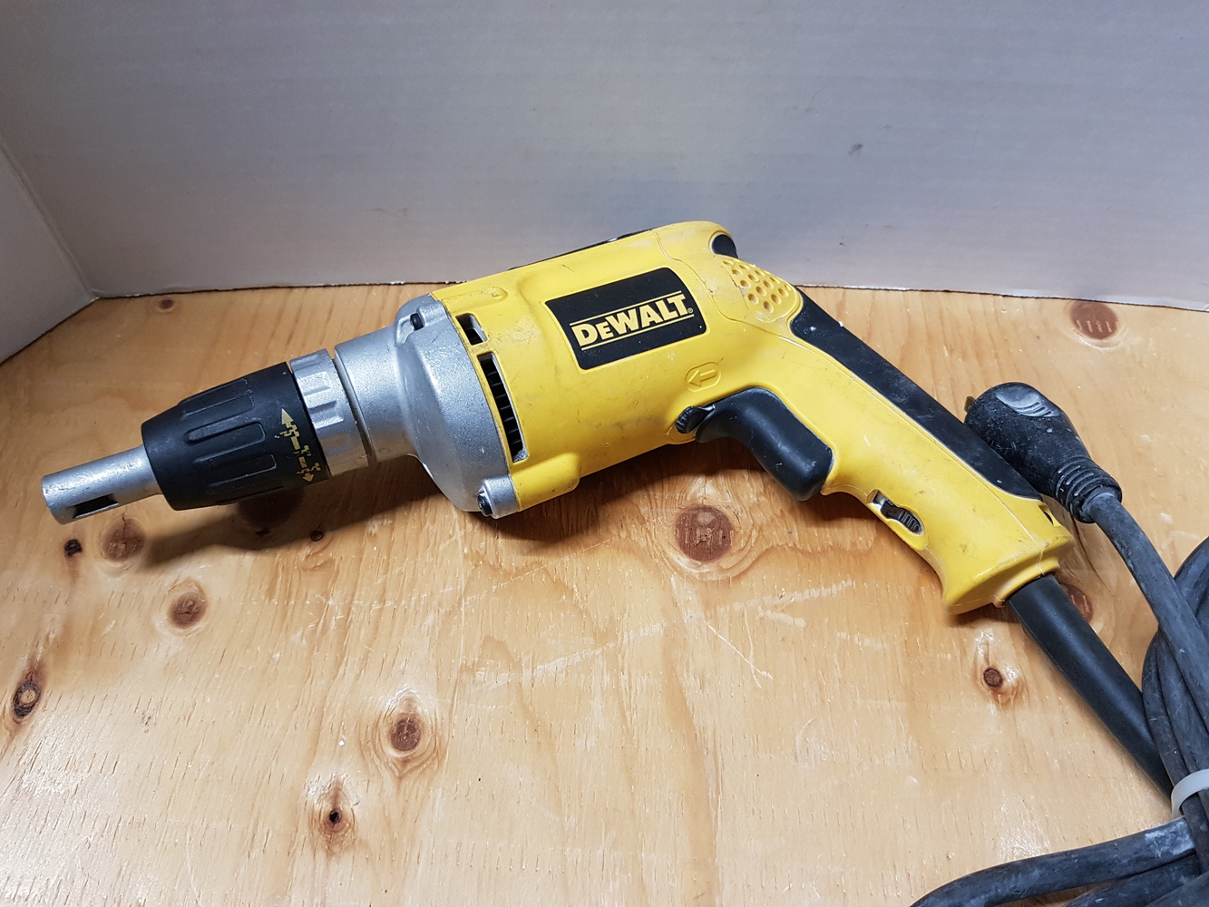 DeWalt DW272 4,000 RPM VSR DRYWALL SCREWGUN | Avenue Shop Swap & Sell
