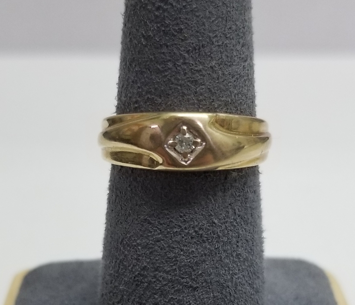 10 Karat Yellow Gold Ring Size: 7 | Avenue Shop Swap & Sell