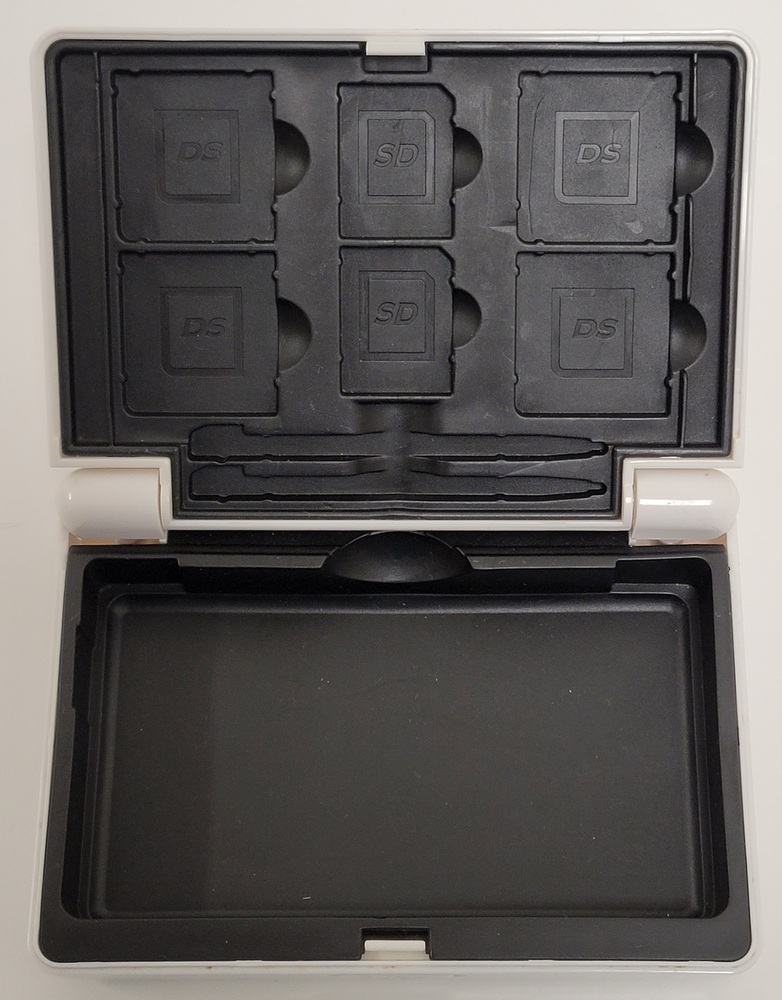 Intec DS Lite Hard Shell Console and Game Case | Avenue Shop Swap & Sell