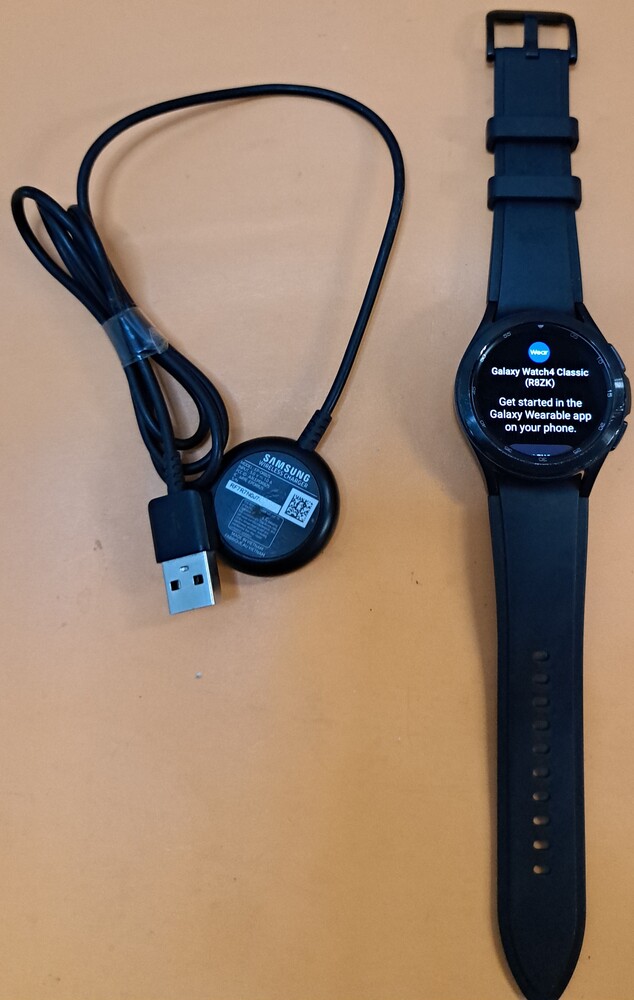 Samsung Galaxy Watch 4 Classic 42mm + Small Band & Charger (SM-R880 ...