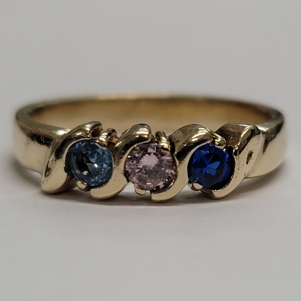 10 Karat Yellow Gold Family Ring - Size: 7 | Avenue Shop Swap & Sell