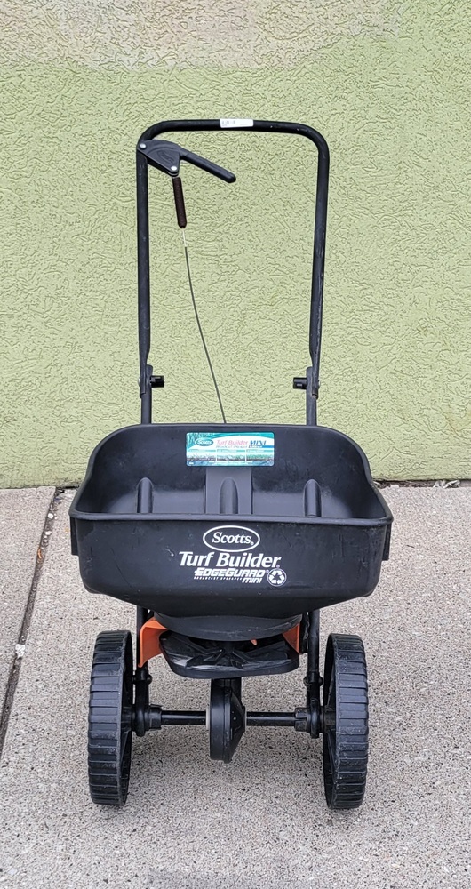 Scott's Turf Builder Edge Guard Mini Spreader | Avenue Shop Swap & Sell